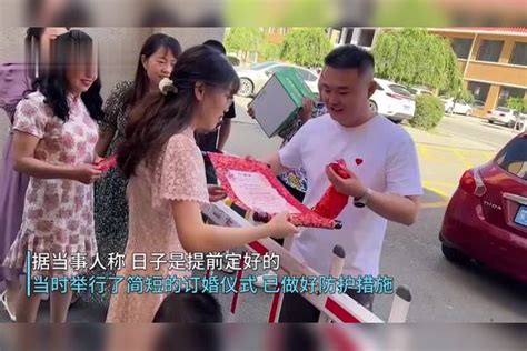 小区因疫情突然封控情侣隔着栅栏举行订婚仪式特殊的纪念意义 栅栏 情侣 疫情