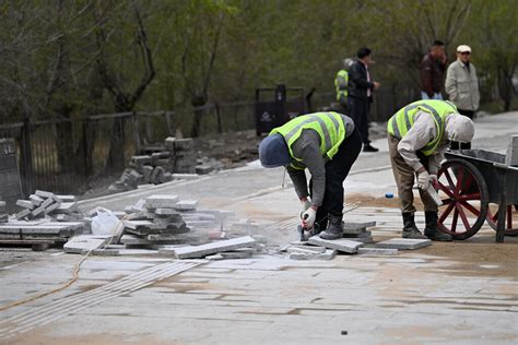 Шинэ чулуун хавтангаар явган хүний замыг засаж байна