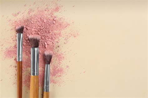 메이크업 브러쉬와 베이지색 배경에 흩어진 아이섀도 평평한 누워 텍스트를 위한 공간 0명에 대한 스톡 사진 및 기타 이미지 0명 개체 그룹 그림자 Istock