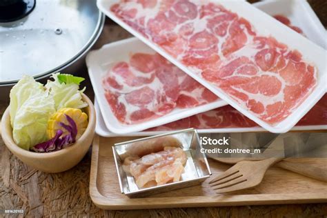 샤 브 샤 브 메뉴에 대 한 봉사 준비가 설정 뜨거운 냄비에 돼지고기와 야채를 썰어 개체 그룹에 대한 스톡 사진 및 기타 이미지 개체 그룹 건강한 생활방식 건강한