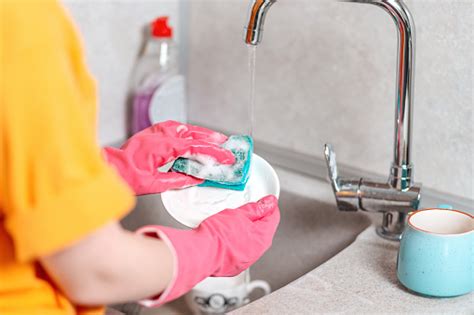 가사 분홍색 고무 장갑을 낀 주부가 접시를 씻고 있습니다 부엌 싱크대와 손을 닫습니다 어깨에서 바라보는 경치 설거지에 대한 스톡 사진 및 기타 이미지 Istock