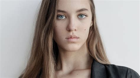 Angelika Posing Test Shoot With Aspiring Fashion Model Calm Relaxed Modeling Poses How To