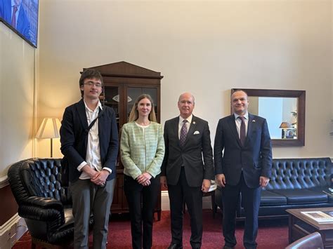 ე ერთიანი ნაციონალური მოძრაობა • United National Movement