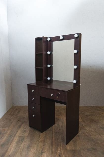 Стіл для макіяжу в кольорі Венге з підсвічуванням і полками біля дзеркала М620 купити онлайн