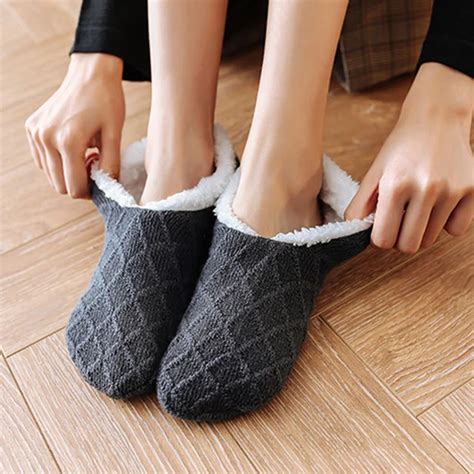 실내 모직 플러시 양말 가정용 슬리퍼 바닥 신발 클래식 단색 양말 부드럽고 따뜻한 침실 슬리퍼 겨울 바닥 양말 신상