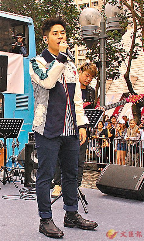 許廷鏗尖沙咀開迷你音樂會 香港文匯報