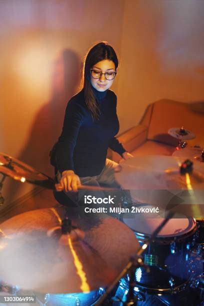 성인 백인 여성 드러머 는 집이나 스튜디오에서 어두운 방에서 연주 드럼 세트 음악 재생에 여성 연습 리듬 30 34세에 대한 스톡 사진 및 기타 이미지 Istock