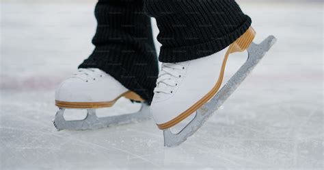 얼음 위에서 스케이트를 타는 사람의 클로즈업 사진 Unsplash의 피겨 스케이팅 이미지