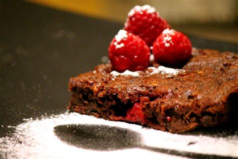 무료 이미지 산딸기 과일 요리 생기게 하다 빵 굽기 디저트 초코 케이크 구운 식품 초콜릿 브라 우니 가루없는 초콜릿 케이크 3163x2125