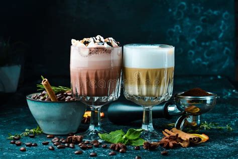 Чашка кофе и комплект шоколада с печеньями и помадками На черной деревянной предпосылке Стоковое