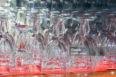 많은 빈 깨끗한 투명 와인 잔은 바 카운터에 서있다 근접 촬영 0명에 대한 스톡 사진 및 기타 이미지 0명 결정체 그릇