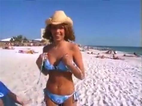 Enf on beach ThisVid em inglês