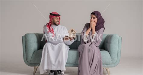 امتلاك سكن حديث والاستقرار العائلي، ايماءات السعادة والاندهاش، بناء