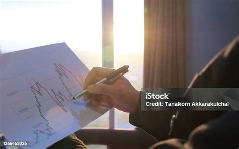 백서의 피보나치 지표로 그래프 차트를 분석하는 주식 트레이더 사무실에 대한 스톡 사진 및 기타 이미지 사무실 계기판 측정기 분석 보기 Istock