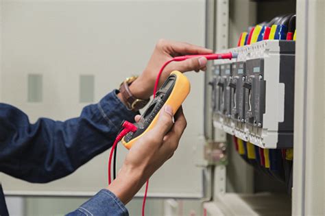 전기 엔지니어 작업 테스터는 전기 캐비닛 제어에서 전력 라인의 전압과 전류를 측정합니다 Stem 주제에 대한 스톡 사진 및 기타 이미지 Stem 주제 개폐 장치 건강