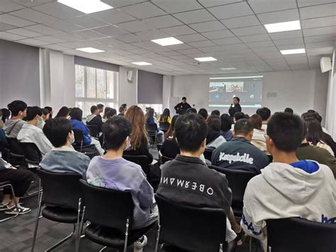 南京大学魏辉教授应邀作学术报告 纳米矿物材料及应用教育部工程研究中心