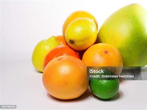 건강 한 아침 식사에 대 한 압착 될 준비가 신선한 다채로운 감귤 류 과일의 더미 과일은 다른 각도에서 캡처됩니다 Clementine Fruit에 대한 스톡 사진 및