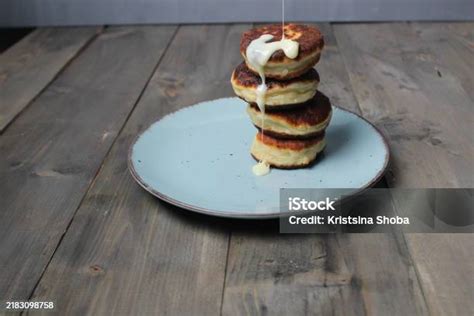 치즈 케이크에서 연유 한 방울이 접시에 떨어집니다 나세르 배경입니다 수제 음식 가정 주방에 대한 스톡 사진 및 기타 이미지 가정 주방 가정의 방 달콤한 음식 Istock