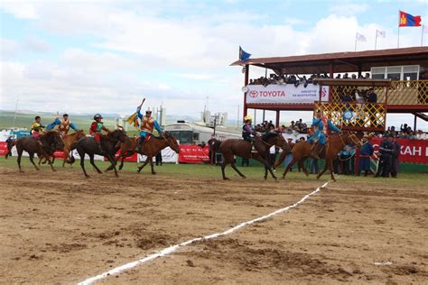 Монгол Улсын Манлай уяач Б Нямжавын хээр азарга түрүүллээ