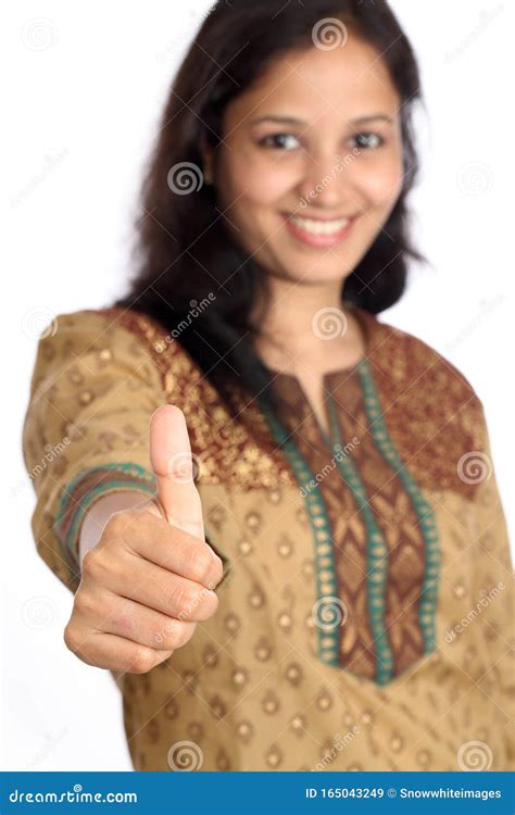 Felice Ragazza Indiana Che Mostra I Pollici Immagine Stock Immagine Di Proposta Modello