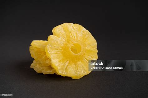 드라이 파인애플 링 격리 캔디 파인애플 탈수 노란 설탕 과일 설탕에 절인 과일 서클 0명에 대한 스톡 사진 및 기타 이미지 0명 가뭄 건강한 식생활 Istock