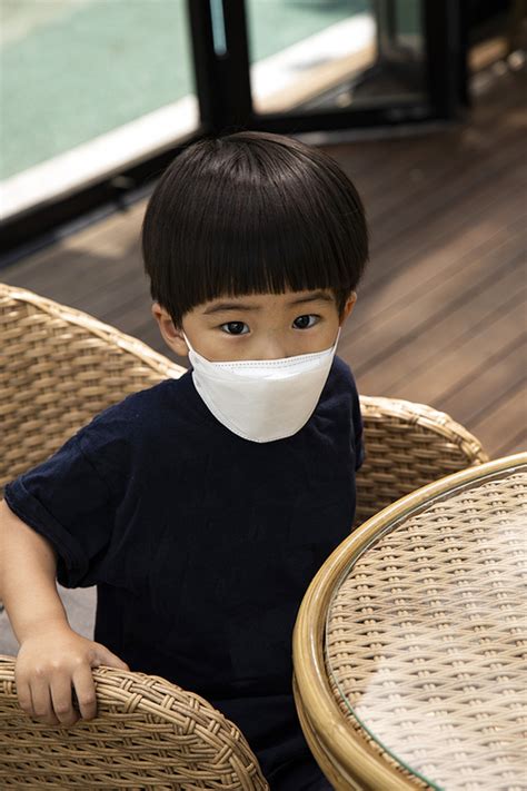 마스크를 쓰고 의자에 앉아 있는 어린이 유토이미지 상세페이지 베이직샵 사진 21407047