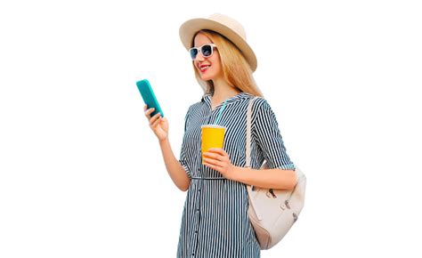 스마트 폰과 밀짚 모자를 쓴 주스 컵 흰색 배경에 고립 된 배낭으로 웃는 젊은 여성의 여름 초상화 사람들에 대한 스톡 사진 및