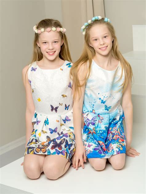 Deux Belles Petites Filles Dans Le Studio Photo Stock Image Du Gosse Gosses