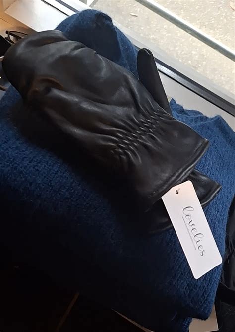 Skind Luffer Med Uld Foer Hatte Solbriller Og Dims Hos NØrgaard