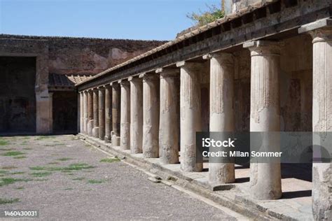 베수브 산 근처의 폼페이 유명한 고대 도시 고고학 유적지 인기 있는 관광 가이드 투어 목적지 폼페이 이탈리아 스파 온천에 대한 스톡 사진 및 기타 이미지 Istock