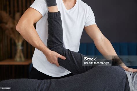 물리 치료사와 물리 운동을하는 여성 환자 젊은 선수의 부상 무릎을 치료 하는 남성 치료사 외상 후 재활 스포츠 물리 치료 회복 개념 강사에 대한 스톡 사진 및 기타 이미지