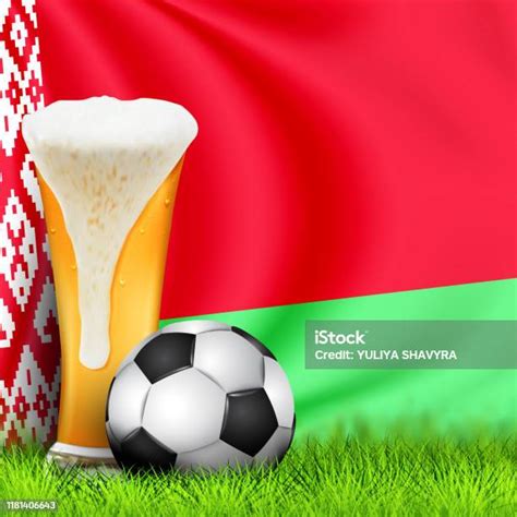 벨라루스의 국가 흔들리는 국기와 녹색 잔디에 맥주와 축구 공의 현실적인 3d 유리 월드컵 축구 2019 축구 선수권 대회의 세련된 배경디자인 축구 토너먼트 3차원 형태에
