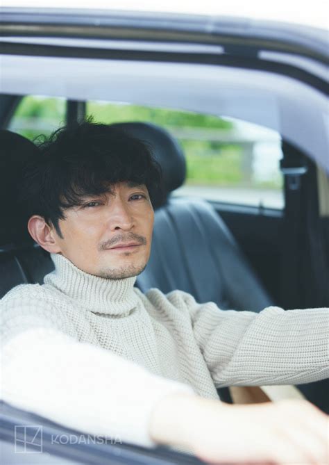 画像3 8 津田健次郎、ブラックスーツで大人の色気 写真集「ささやき」表紙解禁 モデルプレス