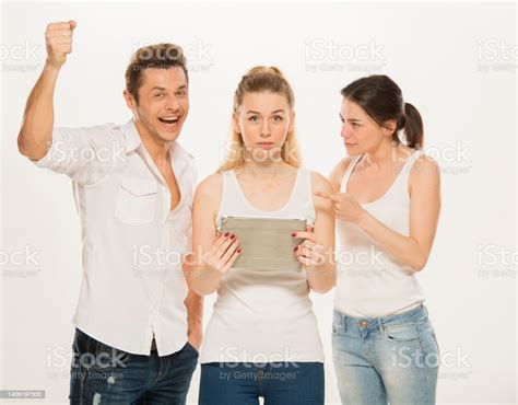 흰색 배경에 흰색 셔츠를 입은 젊은 사업가 팀이 고립되었습니다 두 명의 소녀와 남자로 구성된 팀은 행복하고 이기고 계획하고 논쟁하고 토론하고 화나게하고 무언가를 이깁니다 흰