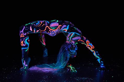 자외선으로 춤추는 몸에 예술하는 여성 보디 아트 소녀 몸 네온 색상에 밝은 추상적 인 그림 패션 과 예술 여성 예술에 대한 스톡 사진 및 기타 이미지 Istock