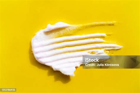 노란색 배경에 거품의 흰색 얼룩 매크로 버블 크림 면도 폼 마스크 텍스처 뷰티 셀프 케어 거품 내기에 대한 스톡 사진 및 기타