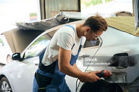 차고에서 금속 몸체를 고정하기 위해 앵글 그라인더로 작업하는 정비사 25 29세에 대한 스톡 사진 및 기타 이미지 25 29세 검사 보기 공학 Istock