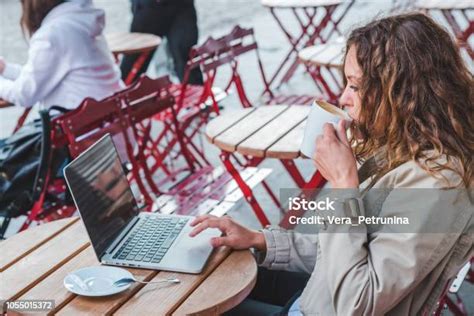 라 떼 한잔과 함께 야외 카페에서 노트북에서 일 하는 젊은 성인 여자 가을에 대한 스톡 사진 및 기타 이미지 가을 거리 노트북 Istock