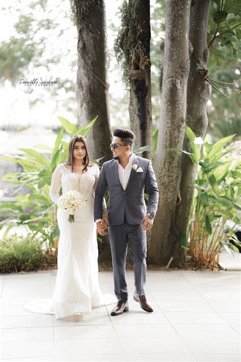 නෙළුම් මල් පොකුරක් තියාගෙන ඉන්න ෆොටෝ එකක් දැකලා තමයි මම එයාව හොයන්න පටන්ගන්නෙ වසර අටක ප්