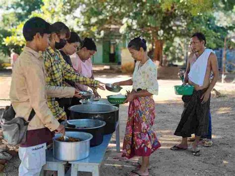 ဆားလင်းကြီးမြို့နယ်ရှိ စစ်ဘေးရှောင် ပြည်သူများကို အစားအသောက်များ ကျွေးမွေး လှူဒါန်း Khit Thit
