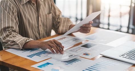 비즈니스 회계 개념 사무실에서 컴퓨터 노트북 예산 및 대출 종이계산기를 사용하는 비즈니스 맨 가격에 대한 스톡 사진 및 기타 이미지 Istock