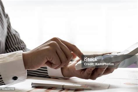 회계 학자는 계산기를 누르고 그녀는 회사의 소득 명세서 및 재무 문서에 표시된 숫자를 계산하고 그녀는 회사 감사입니다 감사 개념입니다 경제에 대한 스톡 사진 및 기타 이미지