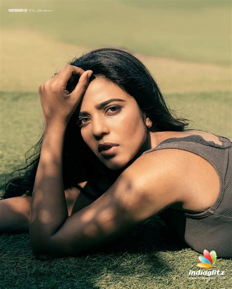 Aishwarya Rajesh Photos Bollywood Actress Photos Images Gallery Stills And Clips