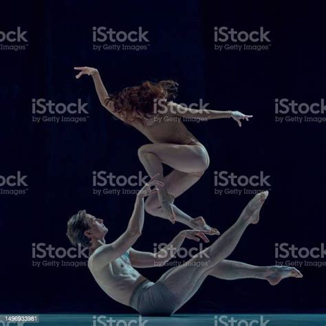 아름답고 예술적이며 젊은 커플 남자와 여자가 파란 스튜디오 배경에서 발레를 춤추고 있다 인상적인 예술 25 29세에 대한 스톡 사진 및 기타 이미지 Istock