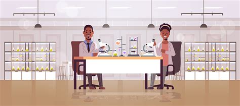 과학자 부부는 현미경 아프리카 계 미국인 남자 여자를 사용하여 시험관 연구 과학 개념 현대 실험실 내부 수평 전체 길이와 화학 실험실에서 실험을 만드는 가공의 인물에 대한