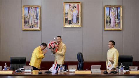 ‘เศรษฐา สั่ง ทุกหน่วยราชการ ใส่เสื้อเหลือง ถวายพระเกียรติ ในหลวง 72 พรรษา