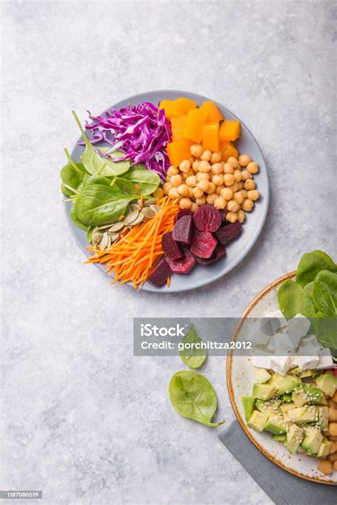 두 접시 부처님 그릇과 물 한 잔 건강한 채식 해독 균형 잡힌 식사를 위한 컨셉 맨 위 보기 공간을 복사합니다 0명에 대한 스톡 사진 및 기타 이미지 Istock