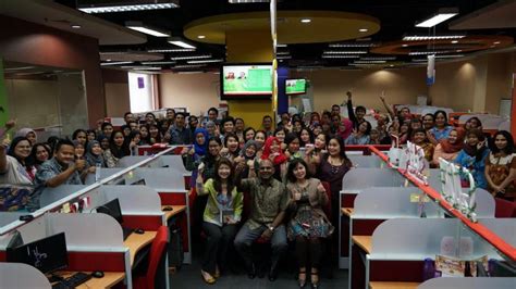 Menyambut Tahun Baru 2016 Presiden Direktur Premraj Thuraisingam Melakukan Walkabout Di Kantor