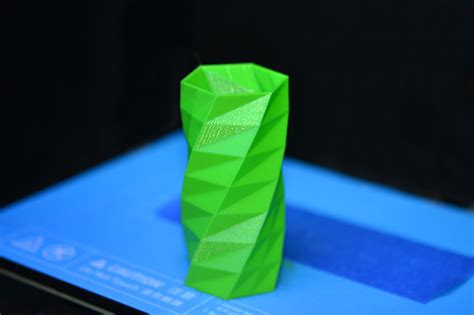 개체는 파란색과 검정색 배경에 3d 프린터를 인쇄 기어 기계 부분에 대한 스톡 사진 및 기타 이미지 기어 기계 부분 동료 바로 위 Istock