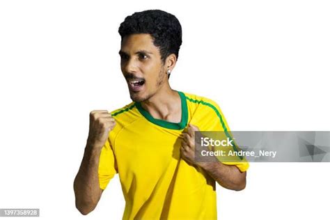 고립 된 것을 축하하는 노란색 유니폼을 입은 남성 운동 선수 또는 팬 30 34세에 대한 스톡 사진 및 기타 이미지 30 34세 공연자 국제 팀 축구 Istock